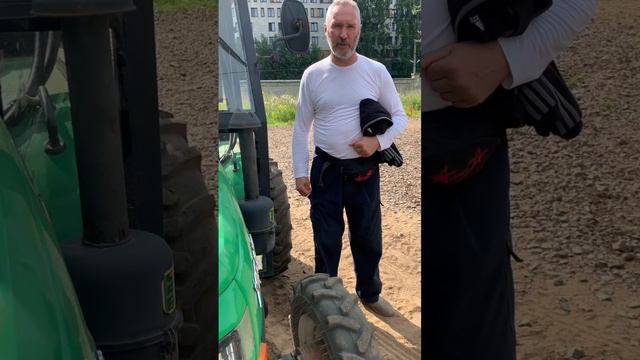 Права тракториста категории С | Обучение и навыки работы на экскаватор-погрузчике