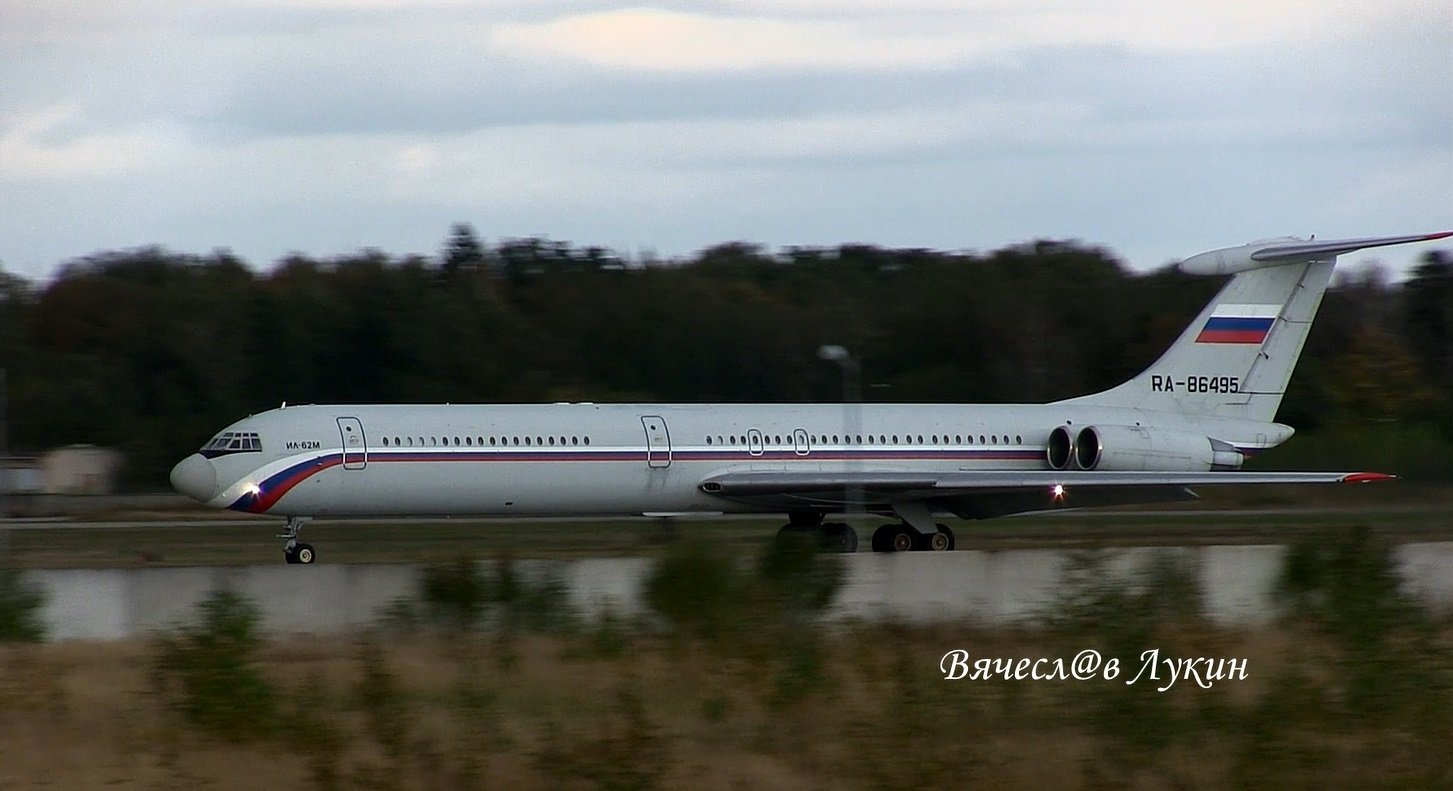 Взлёт трёх бортов Ту-134АК, Ил-62М и Ту-154Б-2