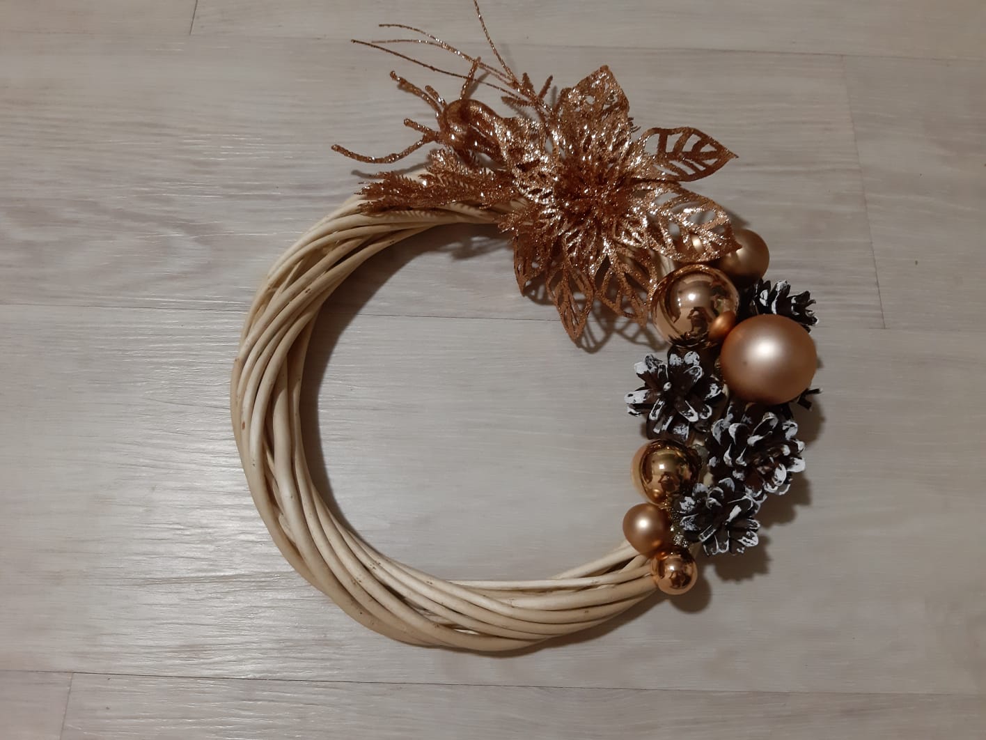 НОВОГОДНИЙ ВЕНОК ИЗ ЛОЗЫ своими руками. Очень быстро и легко/ Christmas wreath made of vine.mp4