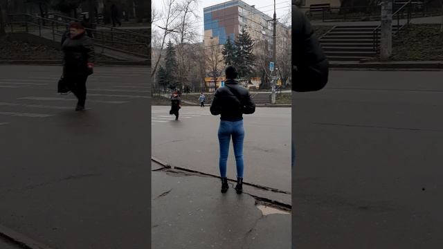 Чёрные: волосы, куртка, ботинки, синие джинсы...мкрн 5й Заречный, г. Кривой Рог, 19.12.2023