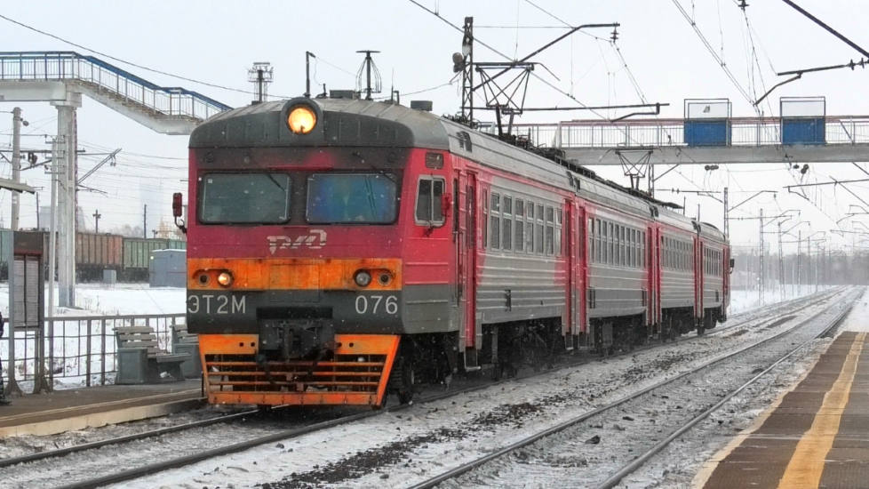 ЭТ2М-076/ЭД4М-0068 сообщением Екатеринбург-Пасс. — Нижний Тагил делает остановку на о.п. Электродепо