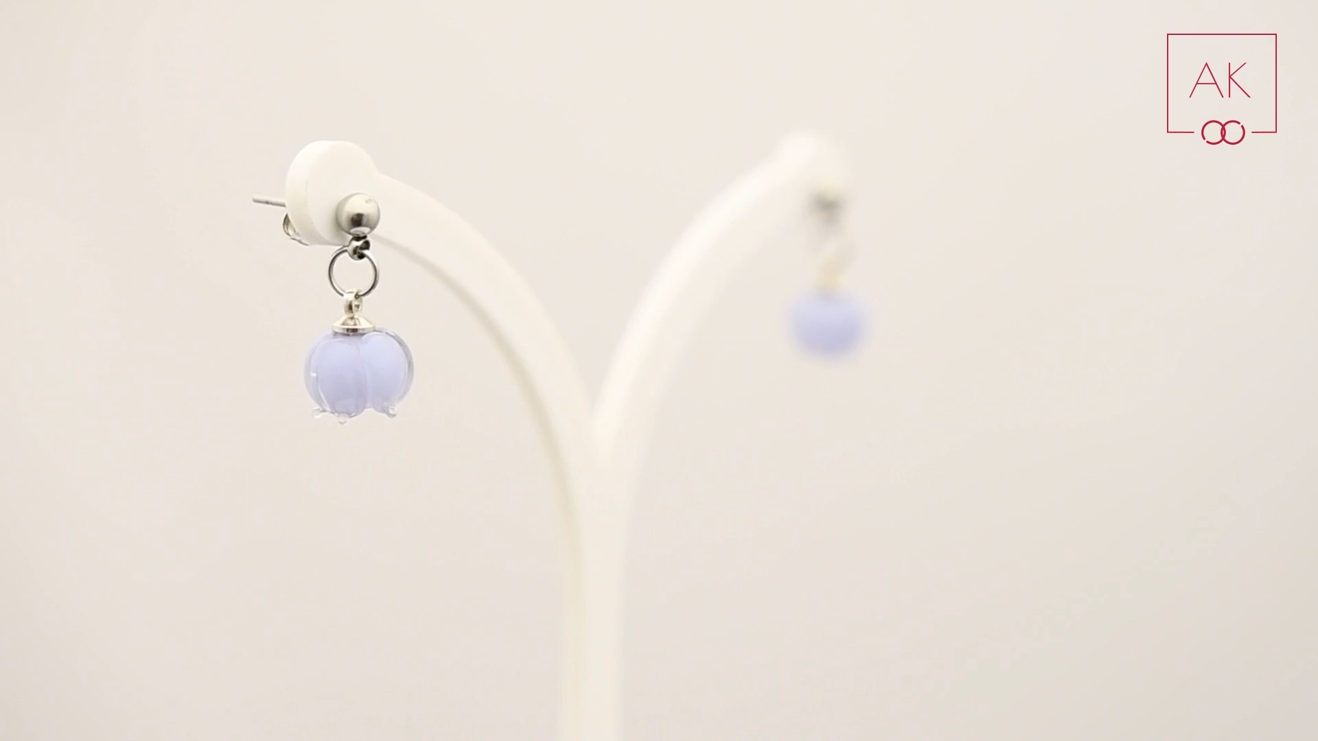 Серьги пуссеты Флора с сиреневым цветком из стекла