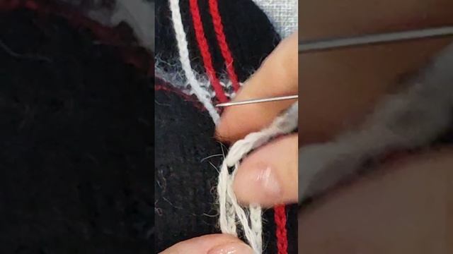 Вертикальные дорожки тамбурным швом на вязаных изделиях.