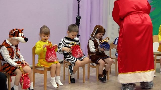 Вручение сладких подарков дс Фунтик FULL HD 251122183ФВ