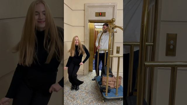 Танец девушки в отеле. «Сити Отель» в Челябинске.