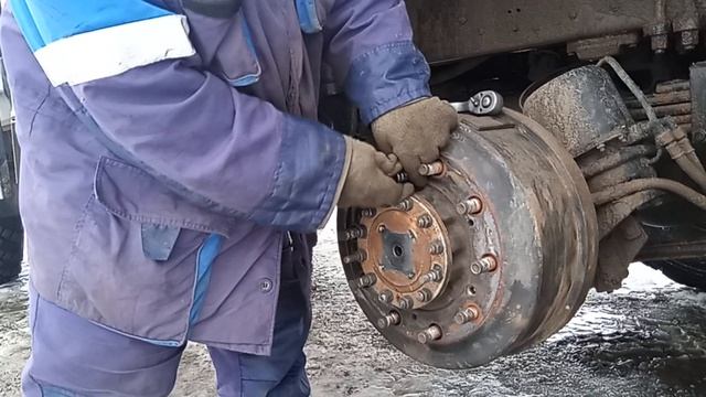 Снимаю ступицу. Меняю подшипник.