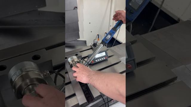 Замер силы зажатия тисков ТМК с клиновой губкой (120 Нм - 1700 кг.)