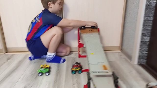 Гонки монстр-траки Hot Wheels  против Monster Jam: кто победит