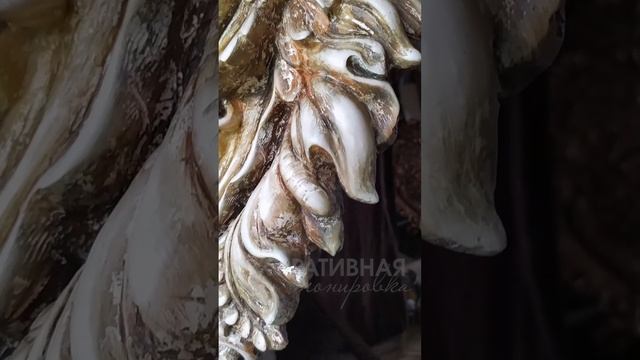 Скульптура льва. Материал гипс, декоративная тонировка, вощение. Подставка обожженное дерево.