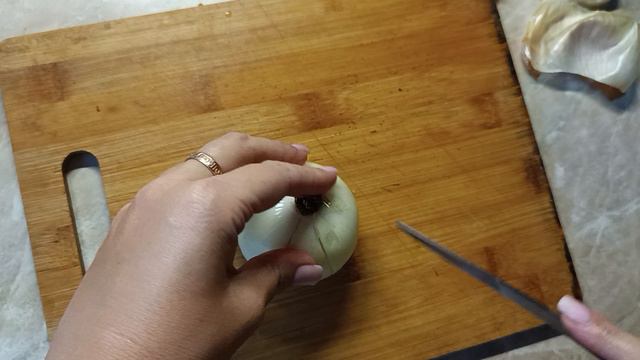 Пробую лайфхак из сети, как нарезать лук