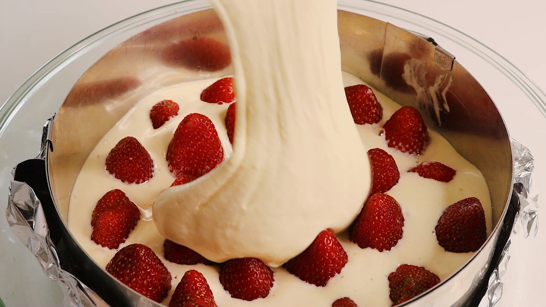 Самый нежнейший бисквит для шарлотки. Шарлотка с клубникой от которой невозможно оторваться!