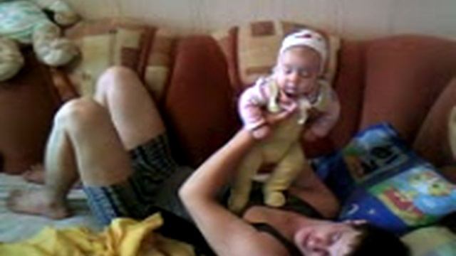 2012. 11-12 Макс качает  ногами Вову.