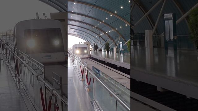 Поезд на магнитном подвесе Maglev 300км ч в Шанхае Китай 2024