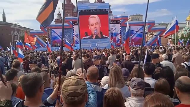 Флаги НОД в начале концерта на Красной площади в честь Дня России 12 июня 2023 года