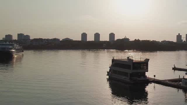 HOUSEBOAT CRUISE 165