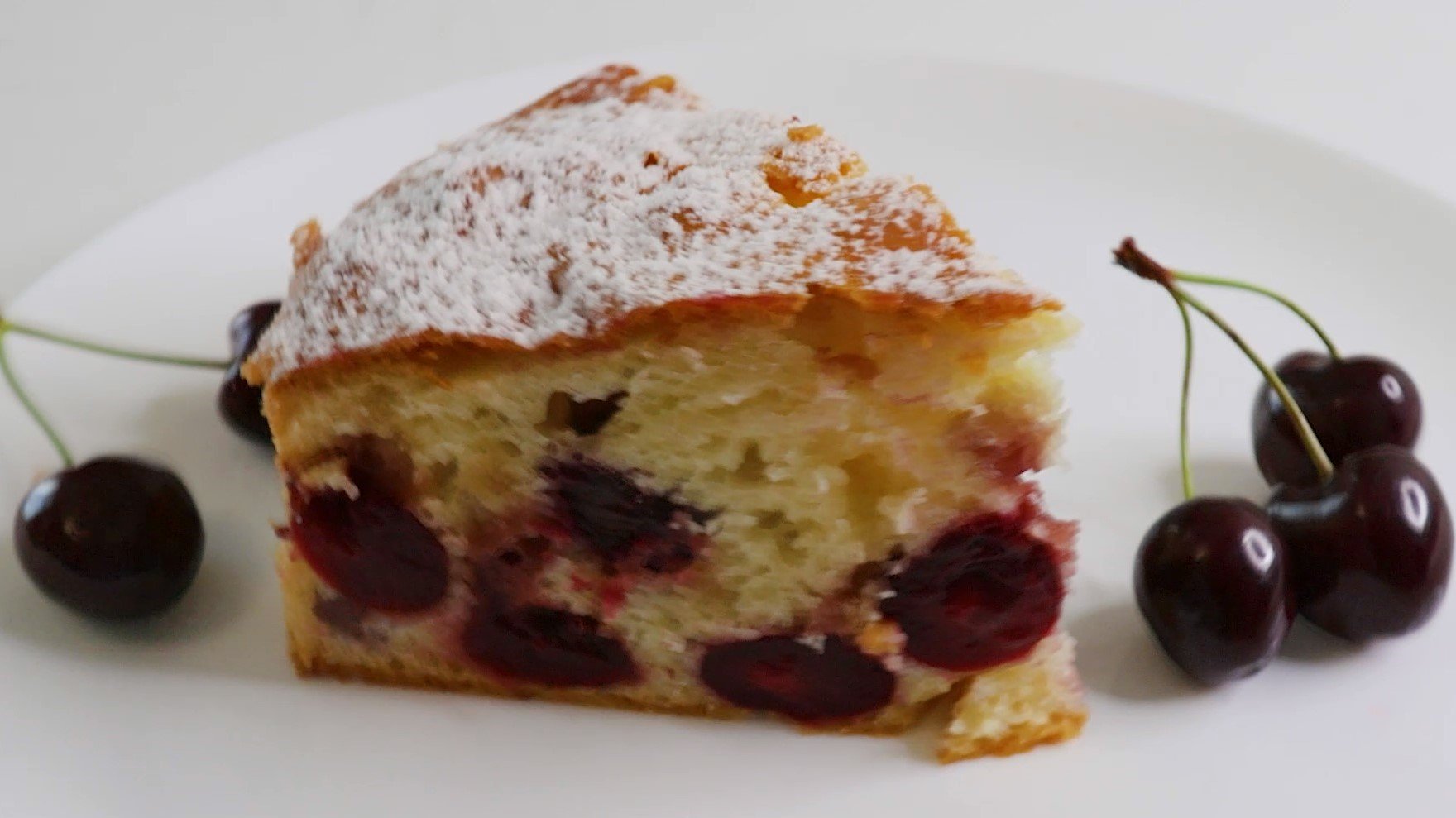 В сезон фруктов восхитительно вкусный и нежнейший кекс с ягодами. Кусочек буквально тает во рту!