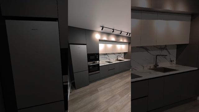 Кухня в темных тонах #кухнипатэ #кухнявпотолок #кухнифото