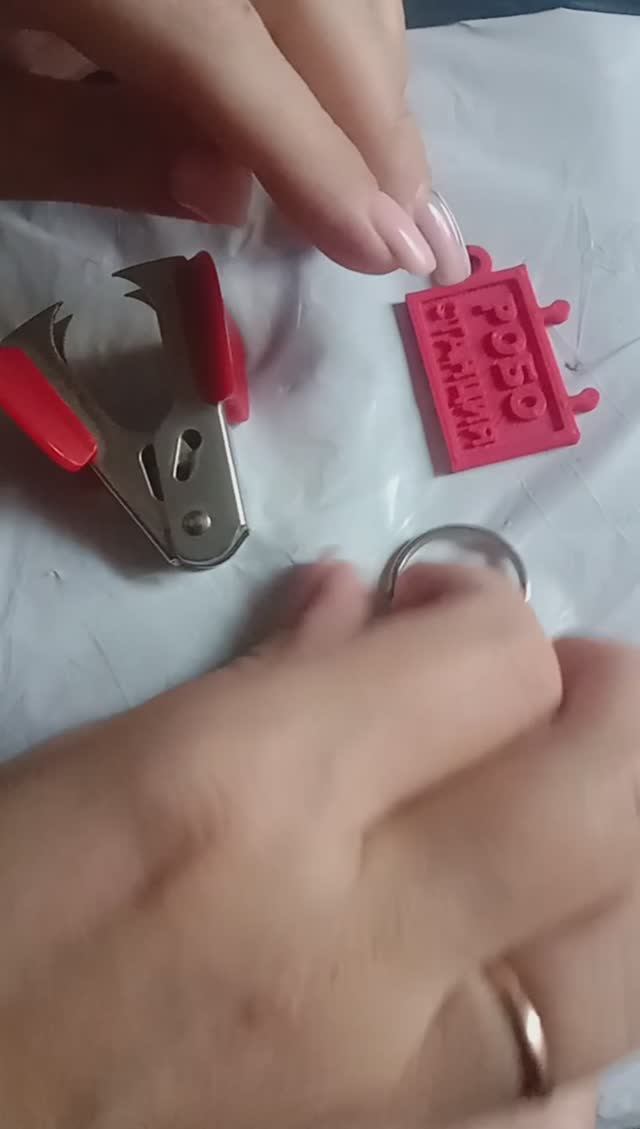 Как легко одеть брелок на ключи не ломая ногти