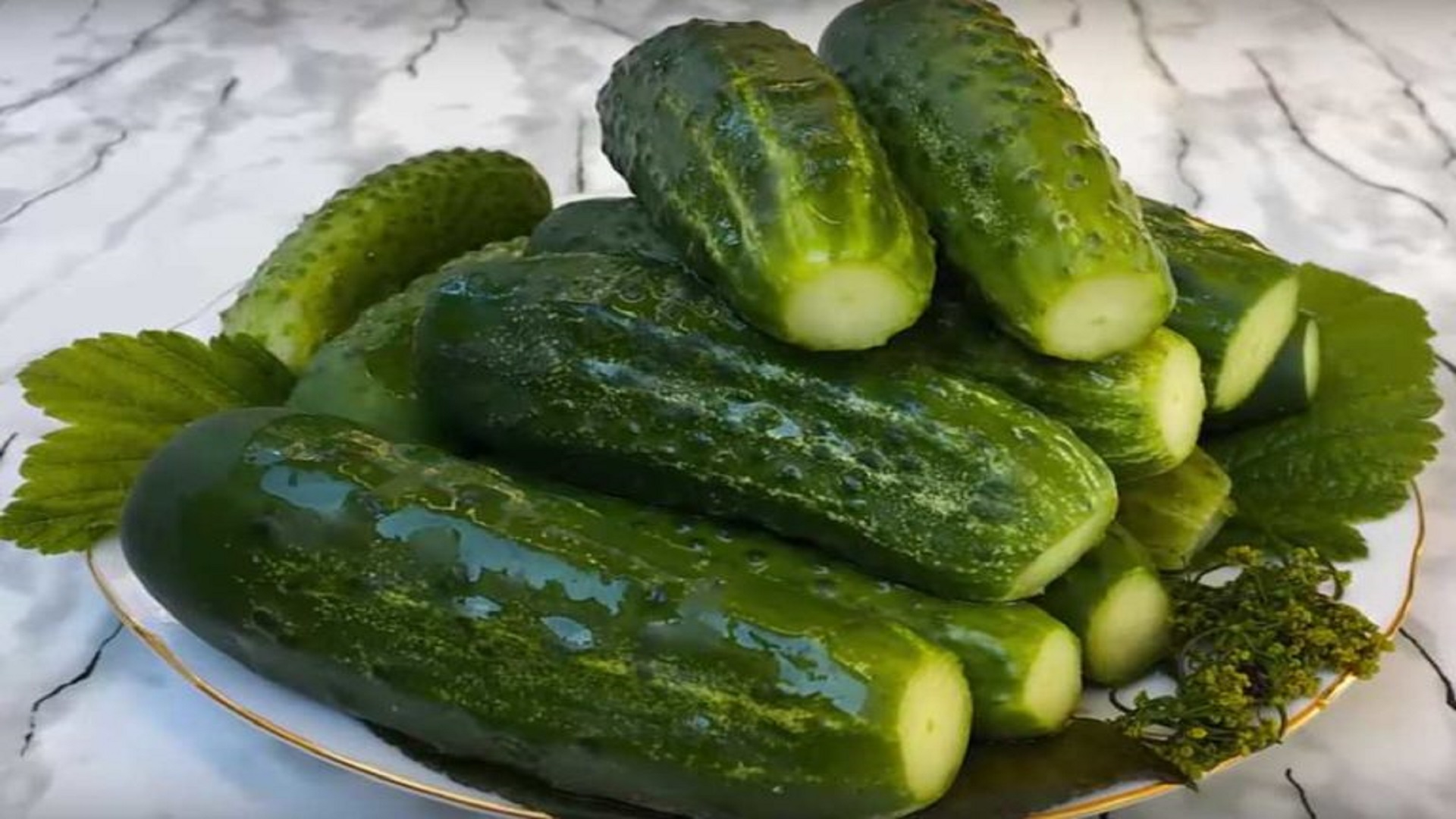 малосольные огурцы, очень вкусно, простой и быстрый рецепт