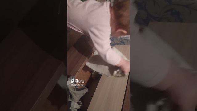 Мия прибирается в шкафу с одеждой