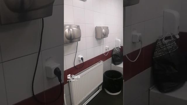 На Финляндском вокзале есть теперь бесплатный туалет. Для сведения.