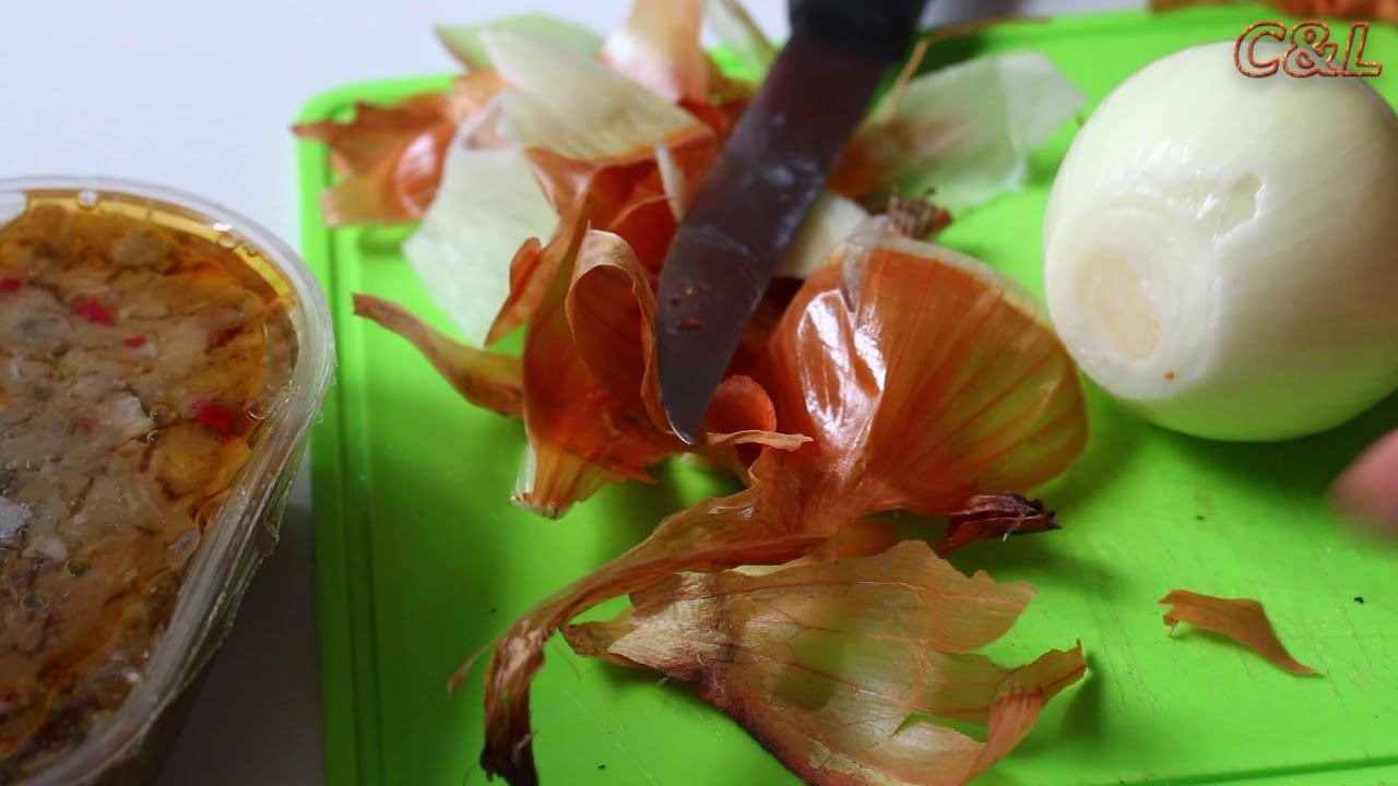 Приготовление бутербродов с хлебом, луком и рыбным фаршем.