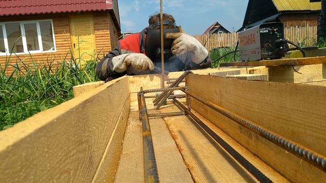 Опалубка и арматурный каркас для бетонного ростверка на винтовых сваях..mp4