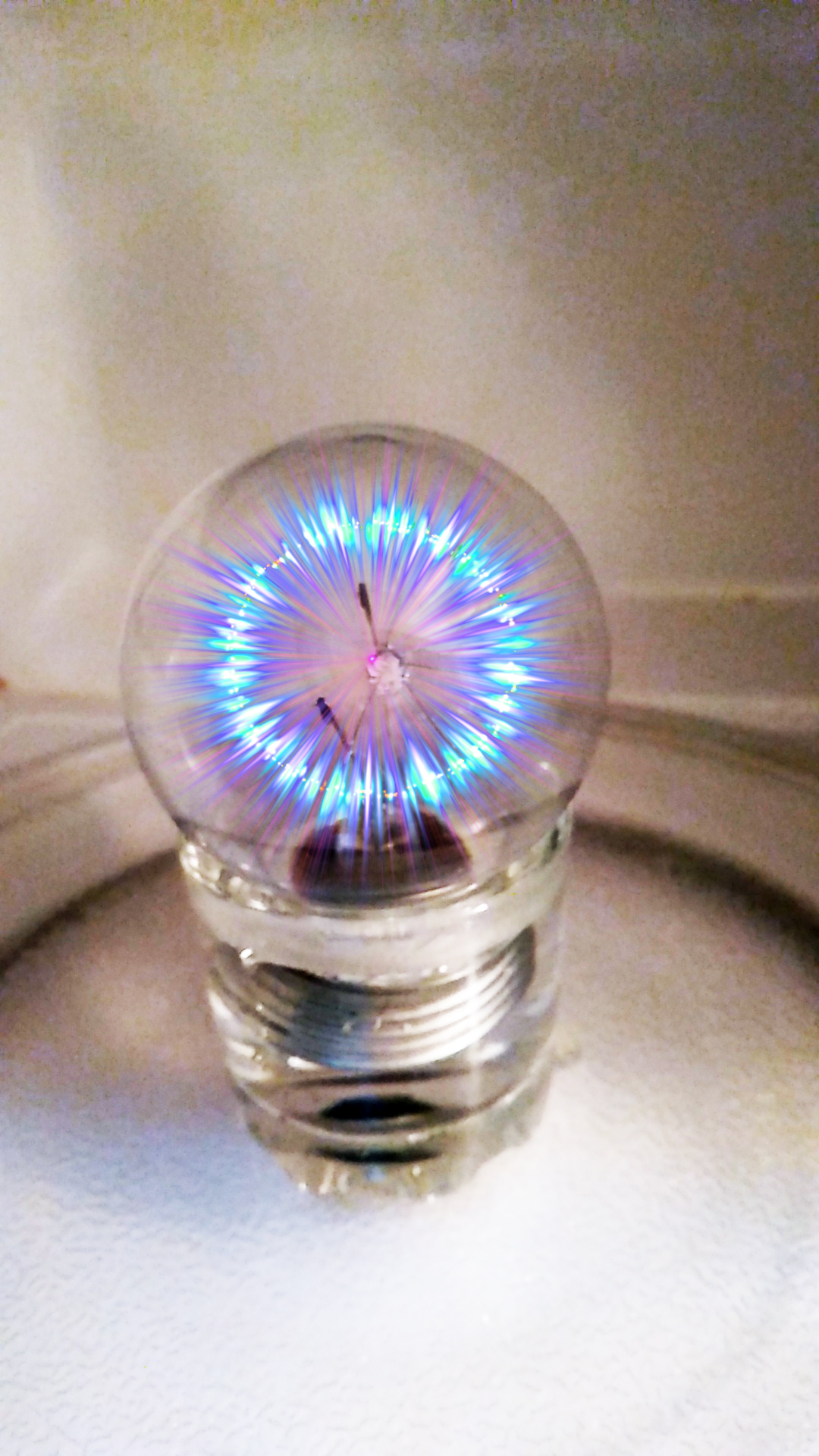 Эксперимент. Ставим сгоревшую лампочку в микроволновку ?