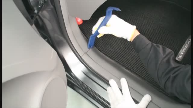 2.10 Замена пластика порогов передних дверей