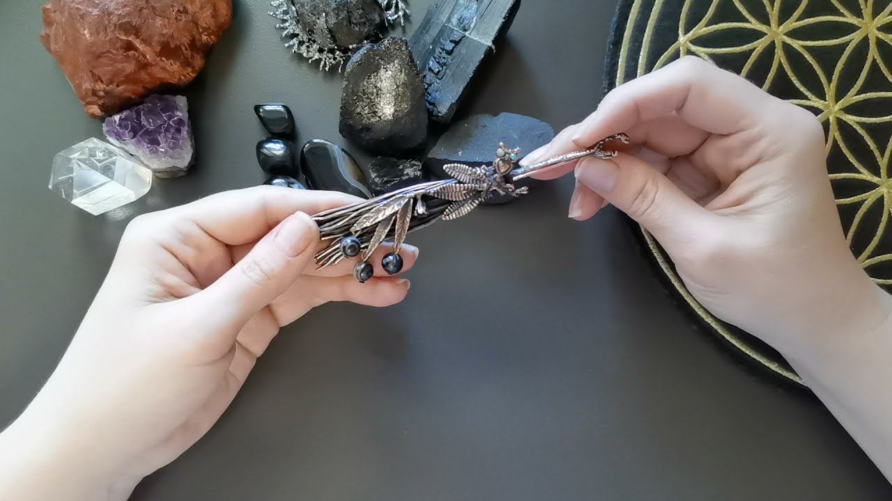 Обереговая брошь метла из бронзы с черным агатом