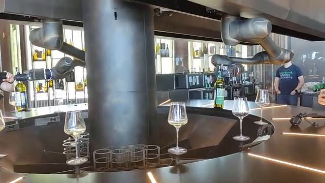 Робот-сомелье в винном парке