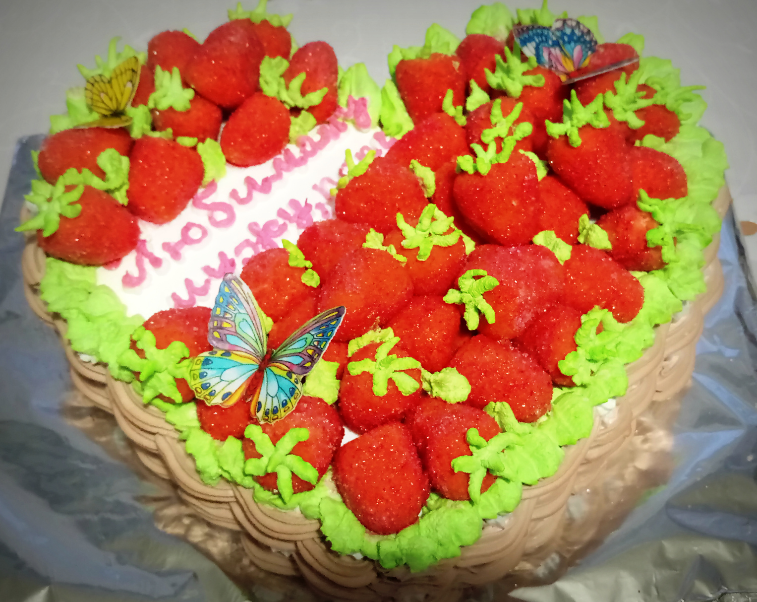 Торт Сердце с клубникой.