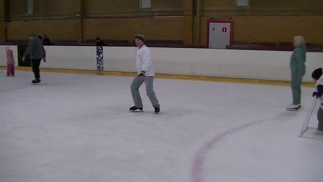 Праздничная разминка на коньках 8.03.2022.mp4