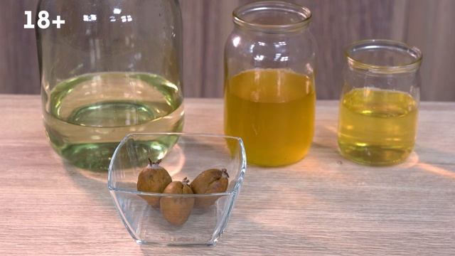 Три настойки из фейхоа. На самогоне, на виноградном спирте и висельник. Ароматная кислинка