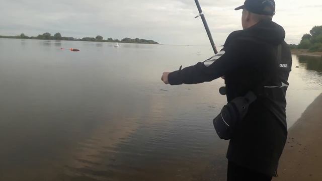 Ловля рыбы на поплавок, поймал красноперку, ловля в дельте реки Волхов у Ильмень озера