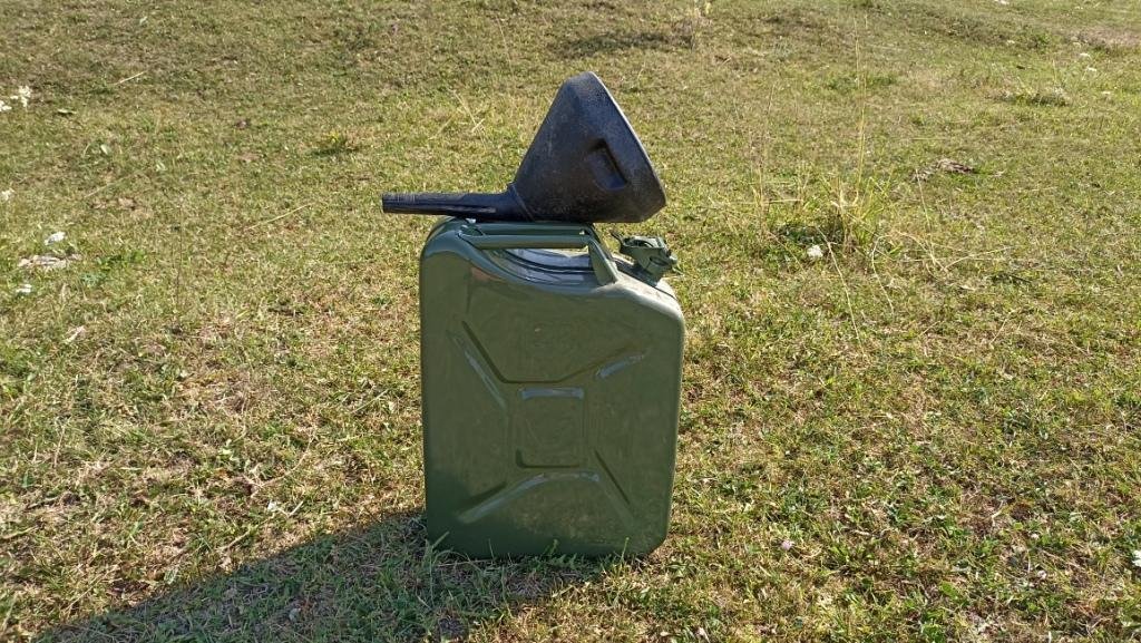 Нюансы заправки автомобиля из канистры
