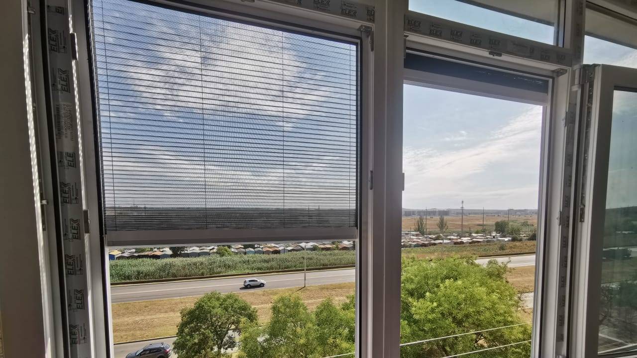 Установка москитной сетки плиссе в Керчи