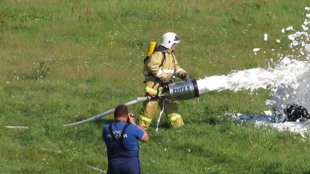 Пожарный УРАЛ и работа пожарных