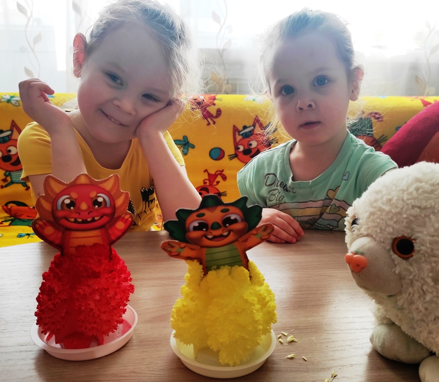 Софа и Тася, юные алхимики, выращивают символ года Дракошу из кристаллов.