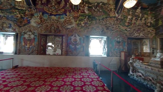 Храм Wat Pariwat Ratchasongkram Дэвида Бэкхема в Бангкоке