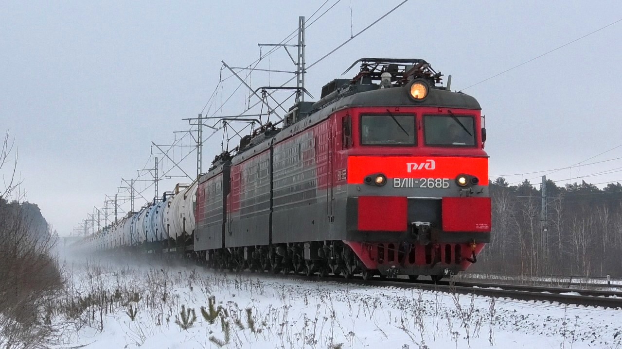 ВЛ11-268/338 А с наливным поездом и приветливой бригадой