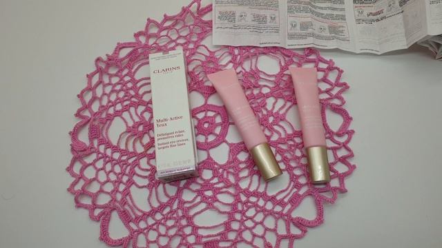 Крем-гель для кожи вокруг глаз Clarins с удобным аппликатором