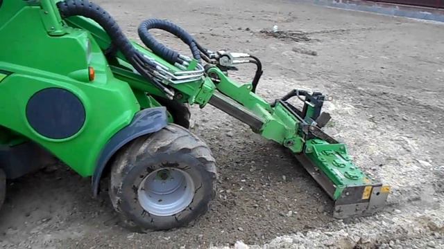 Вспашка земли трактором - процесс работы