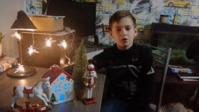 О своих новогодних традициях рассказывает Артем Пустовойт.mp4