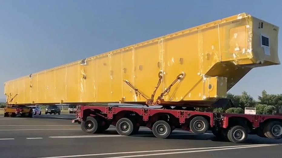 Длина 42 м, масса 91 т. 1900 км. Балки на двух точках опоры.