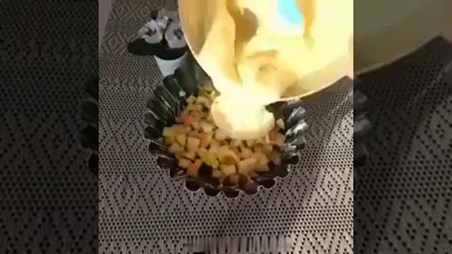 Шарлотка - пальчики оближешь.