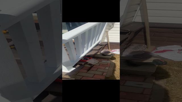 Монтаж ограждения Woodvex на входной лестнице. Установка перил и подбоя.