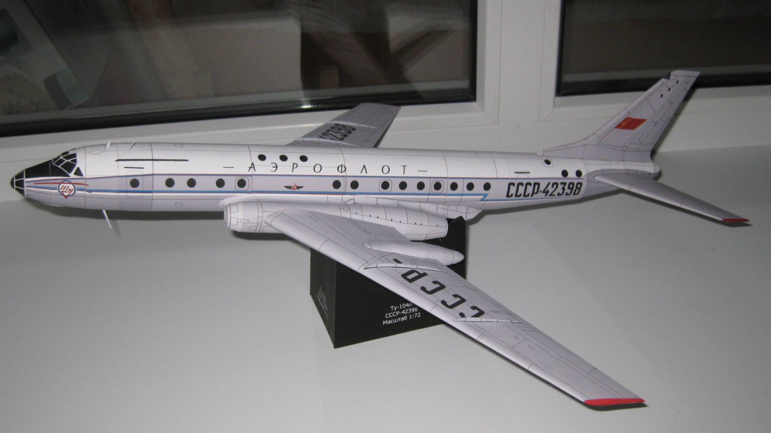 Бумажная модель самолета Ту-104А. Масштаб 1:72.