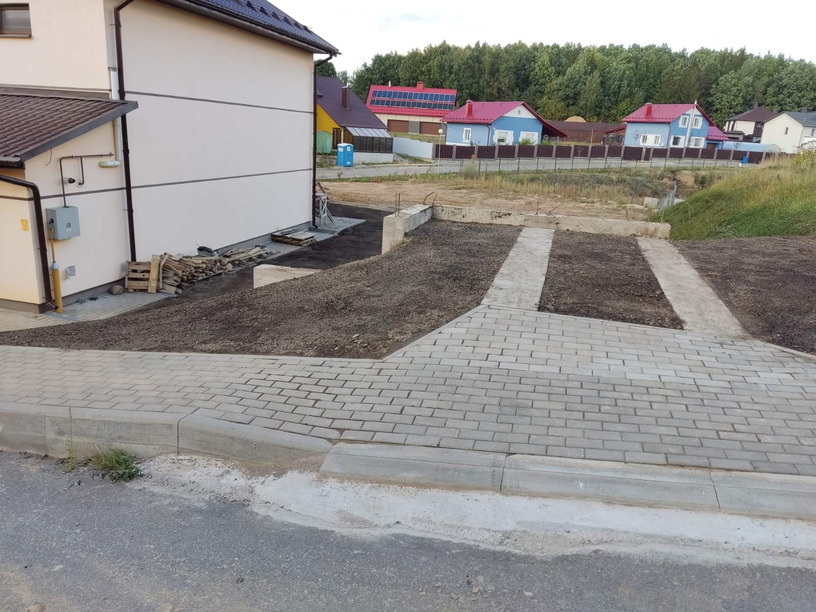 Подпорная стена высотою 2,5 м для парковки автомобиля. Минская область