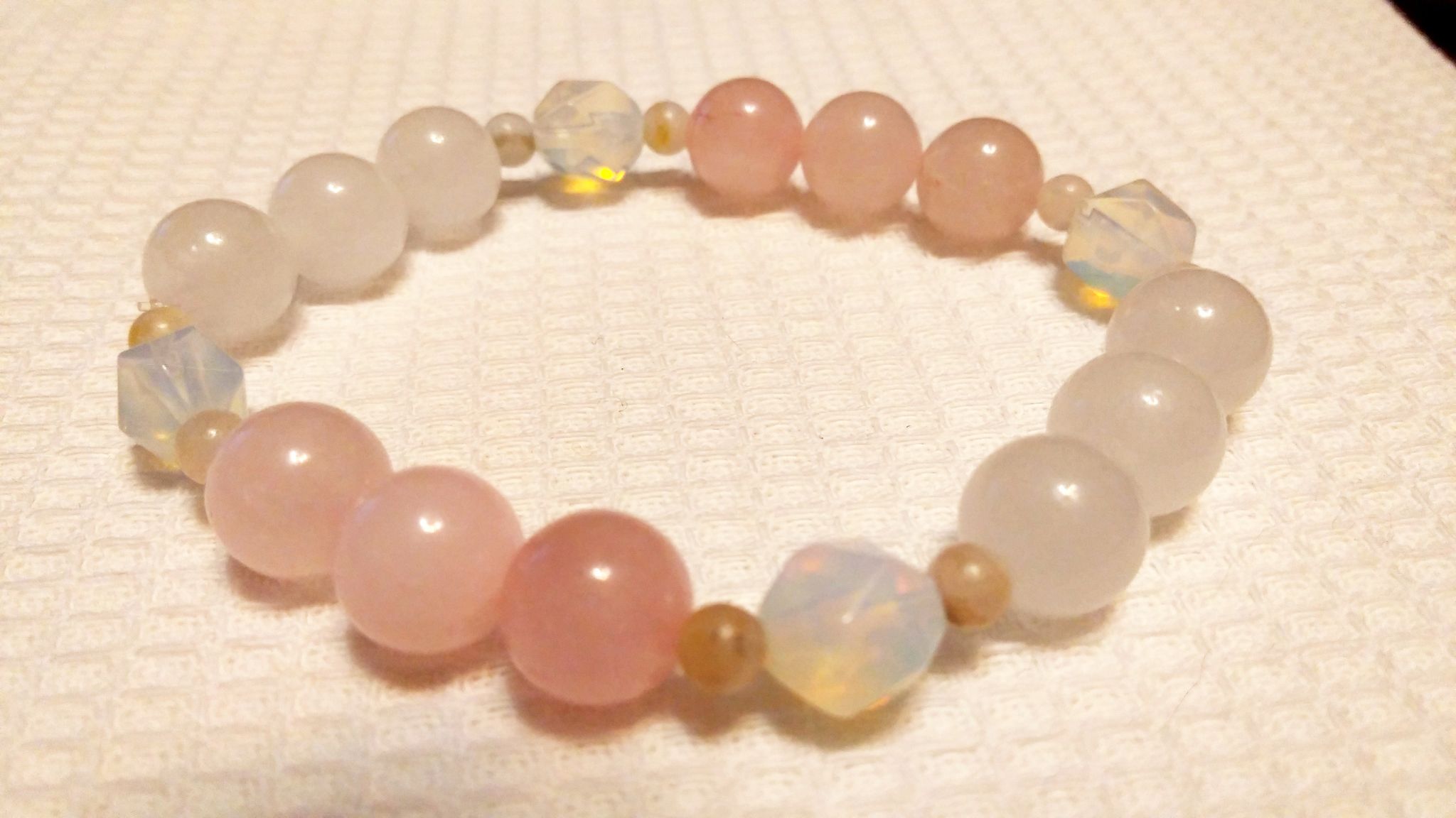 Браслет из натуральных камней. Мастер - класс. Браслет из лунного камня и розового кварца..mp4